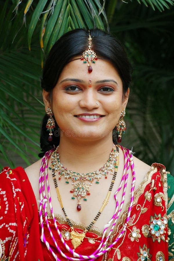 Linda Noiva Indiana foto de stock. Imagem de beleza, oriental - 25049236