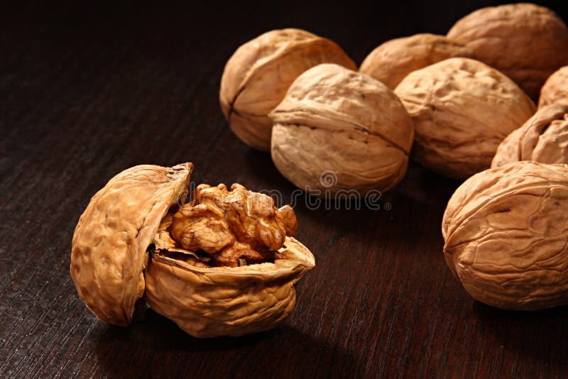 Noix photo stock. Image du coque, nourriture, grain, santé - 17513130