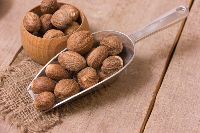 Noix de muscade image stock. Image du saison, longueur - 61094345