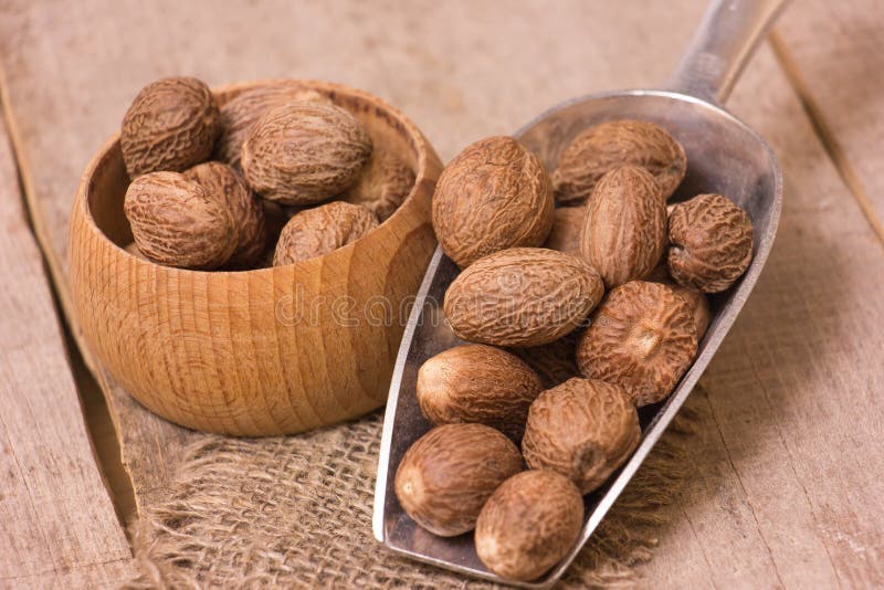 Noix de muscade photo stock. Image du godet, instruction - 61094186