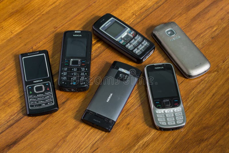 Alte Handys Nokias redaktionelles stockbild. Bild von technologie ...