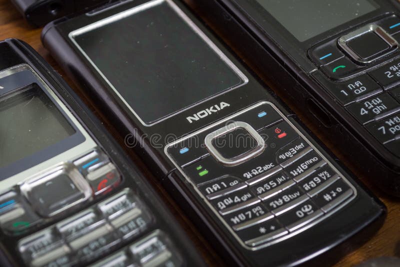 Nokia gamla mobiltelefoner redaktionell fotografering för bildbyråer ...