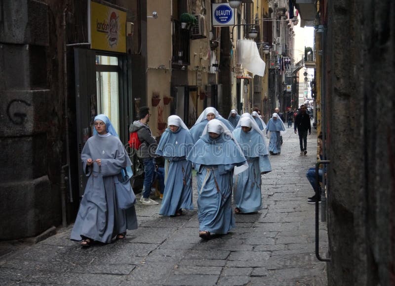 Nonnes image stock éditorial. Image du âmes, durée, bleu - 48757809