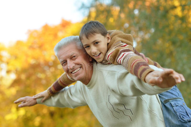 Nonno e nipote in parco fotografia stock. Immagine di nipote - 75798236 Nonno e nipote in parco fotografia stock. Immagine di nipote - 75798236