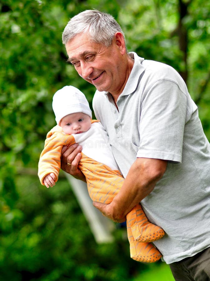 Nonno felice con il nipote fotografia stock. Immagine di nonno - 21670540
