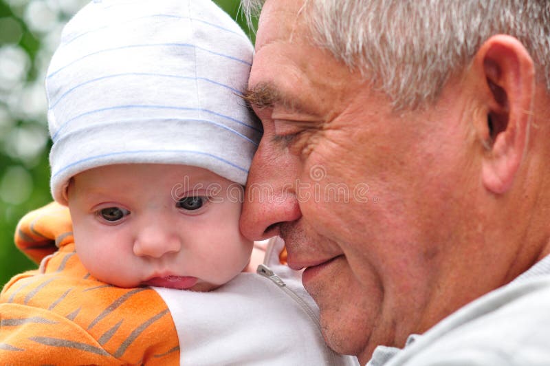 Nonno felice con il nipote fotografia stock. Immagine di nonno - 21670540