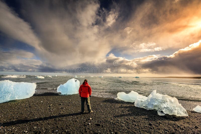 Noordelijk Atlantisch Strand Stock Afbeelding - Image of avond, ijsberg ...