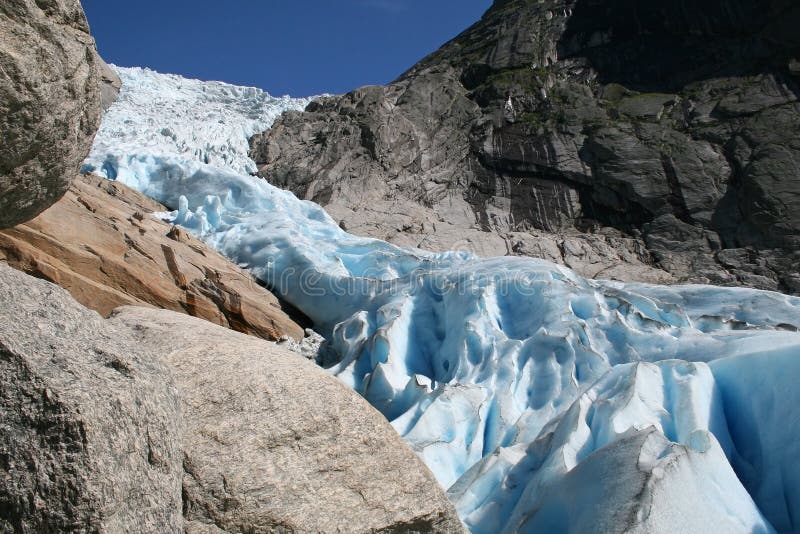 De Gletsjer Van Briksdalsbreen Stock Afbeelding - Image of meer ...