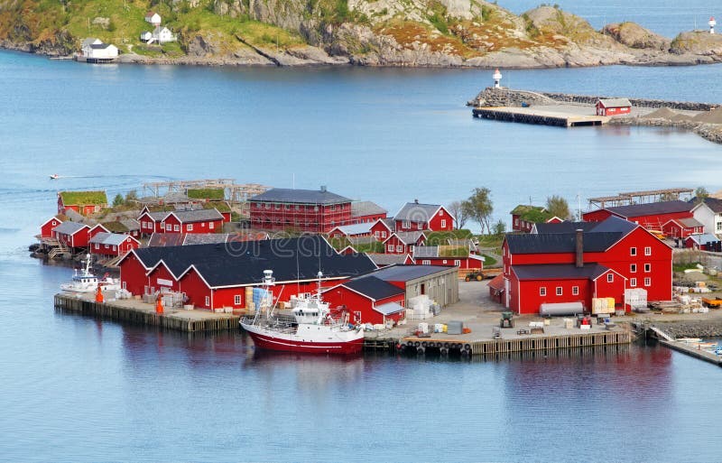Norge by i havet, Lofoten fotografering för bildbyråer. Bild av sjö ...