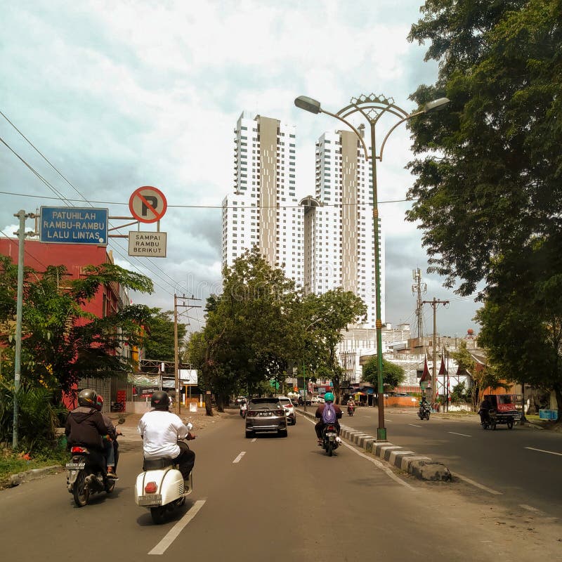 Normal traffic on sunday editorial photography. Image of sunday - 202879917