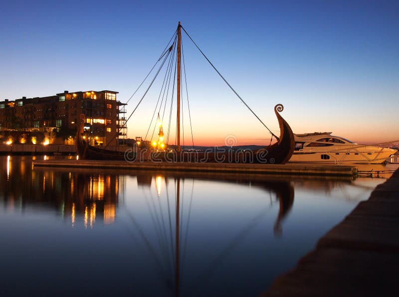 Norwegen Wikinger, Boot Im Hafen, Norwegen, Tonsberg Stockfoto - Bild ...