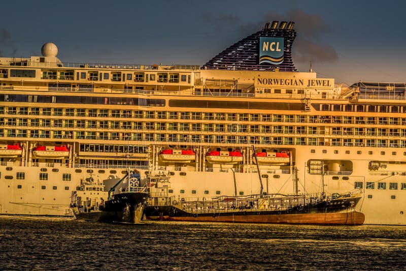 Norwegian Jewel (luxury Cruise Ship) Editorial Photo - Image of daikoku ...