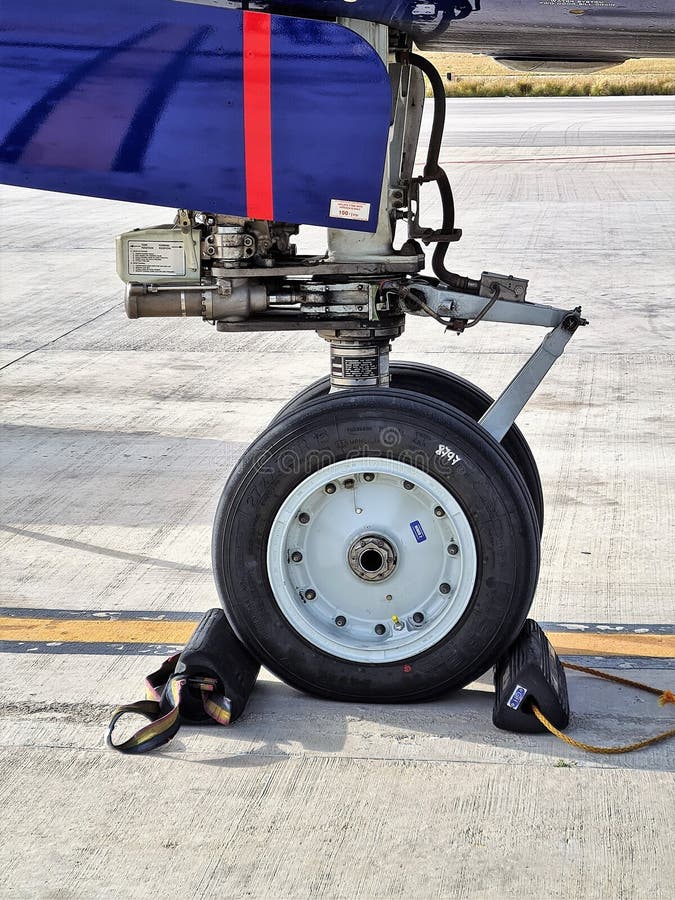 Nose wheel of an airliner editorial image. Image of flights - 266176580