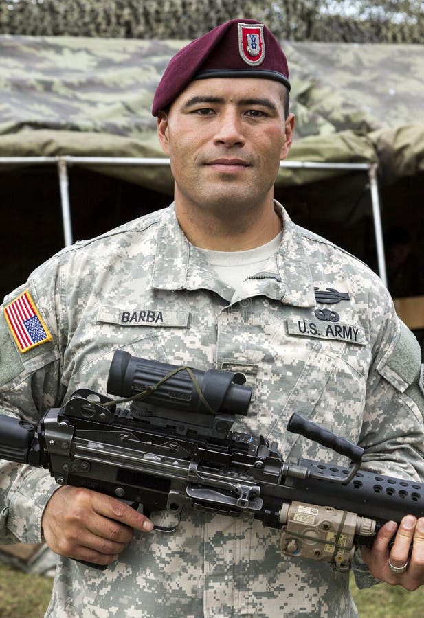 Soldado Con El Casco Militar Y Arma En La Acción Imagen de archivo ...