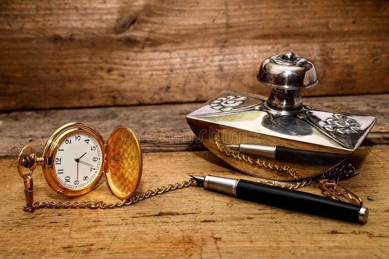 Nostalgia - reloj y pluma imagen de archivo. Imagen de café - 106114959