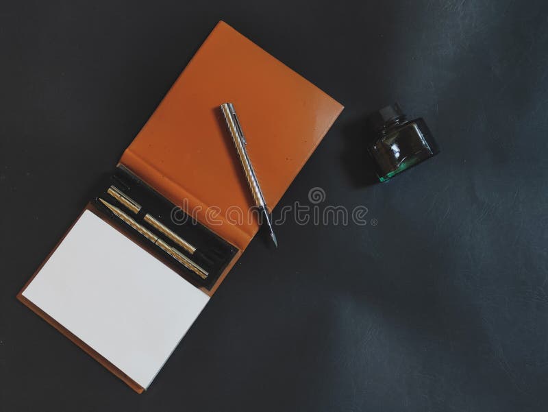 Nota Marrom De Couro Com Caneta E Tinta Foto de Stock Editorial ...