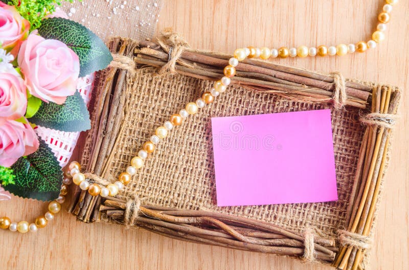 Nota Y Flor Rosadas En Blanco Foto de archivo - Imagen de papel, foto ...