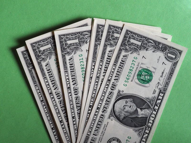 Notas Do Dólar E Moeda, Estados Unidos Sobre O Fundo Vermelho De Veludo ...