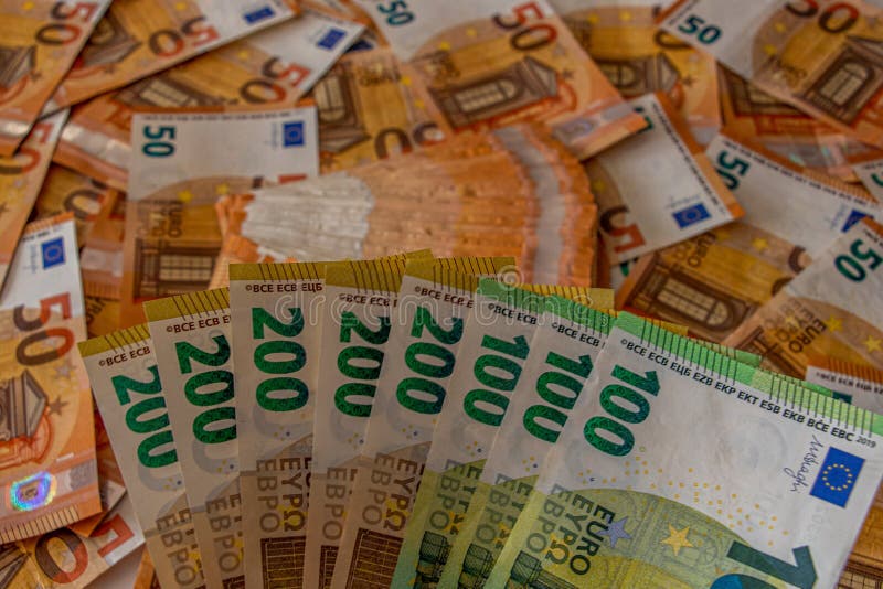 Notas de euro de 100 e 200 imagem de stock. Imagem de papel - 177409377