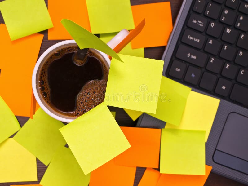 Notas De Post-it Sobre Una PC Del Ordenador Portátil Imagen de archivo ...