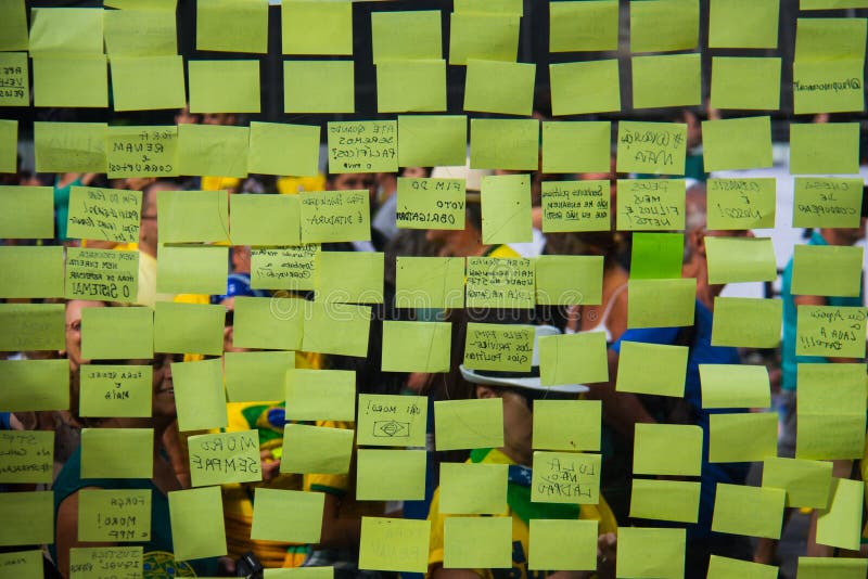 Post-it Colorido En La Pared De Cristal Foto de archivo - Imagen de ...