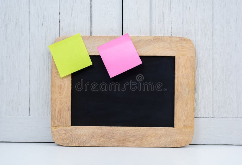 Note Collante De Tableau Et De Blanc, Note De Courrier Ou Post-it Sur ...