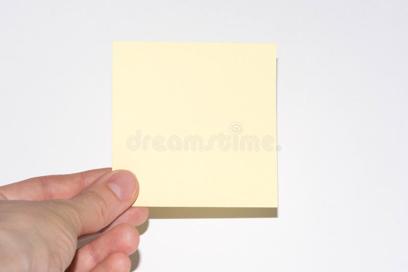 Note De Post-it Jaune Avec La Main Sur Le Fond Blanc Image stock ...