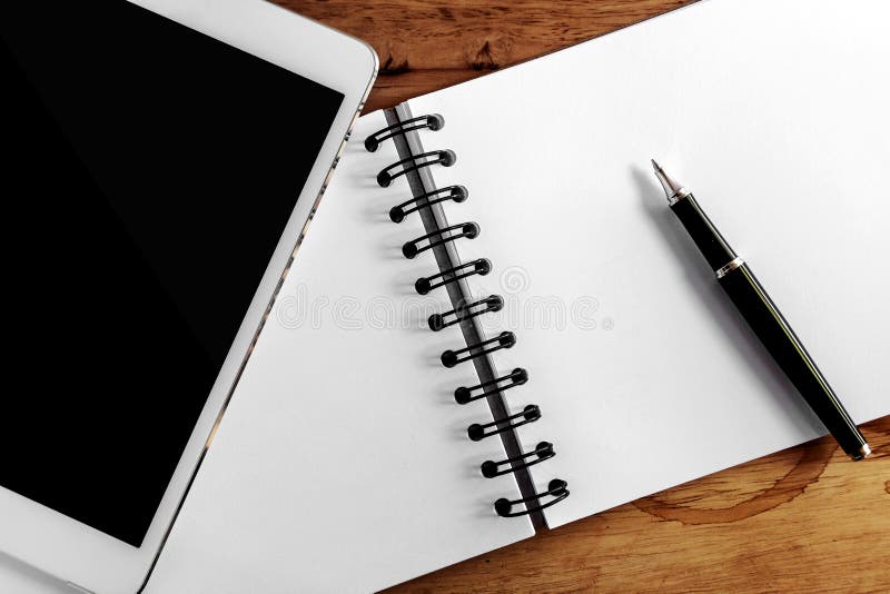 Note paper and pen on wood stock image. Image of equipment - 37025427