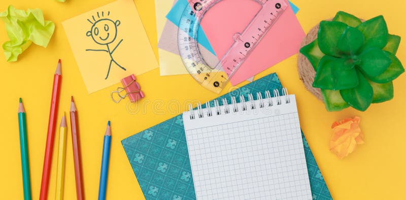 Notebook Aberto Com Material Escolar Conceito Escolar Foto de Stock ...