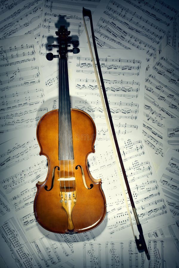Notes De Violon. Instruments De Musique Avec Partition Photo stock ...
