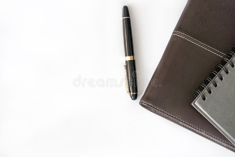 Notizbuch Und Stift Auf Wei?em Schreibtisch Stockfoto - Bild von ...