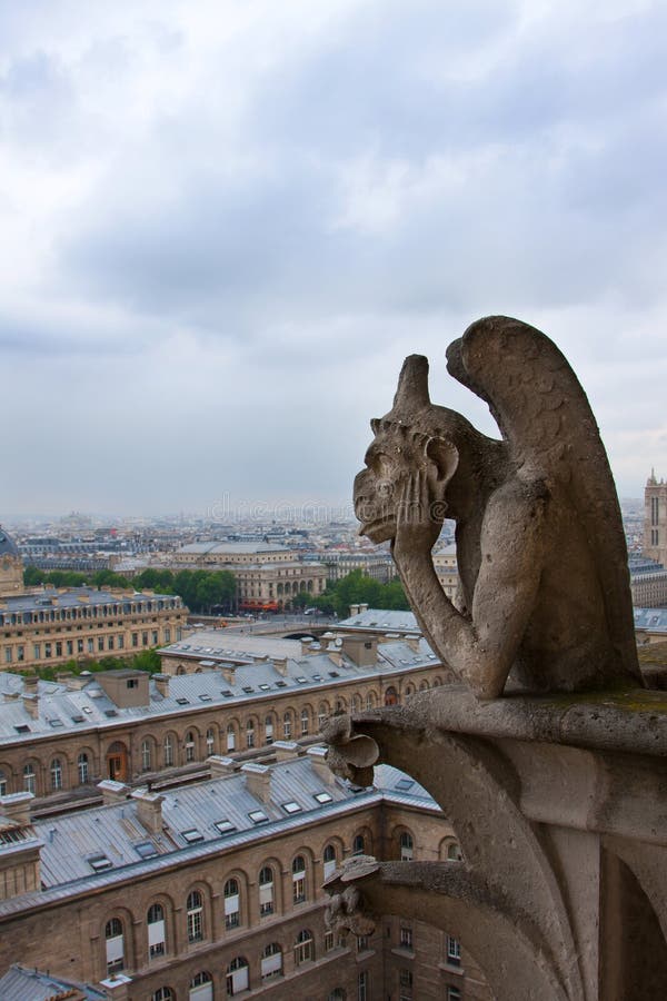 Notre Dame De París, Gargoyle Foto de archivo - Imagen de grotesco ...