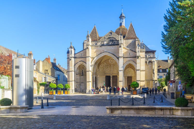 Notre-Dame-basiliekbinnenland, in Oud Lyon Redactionele Afbeelding ...