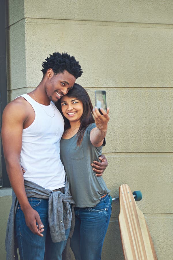 Notre Histoire Damour Urbaine Un Jeune Couple Prenant Un Selfie