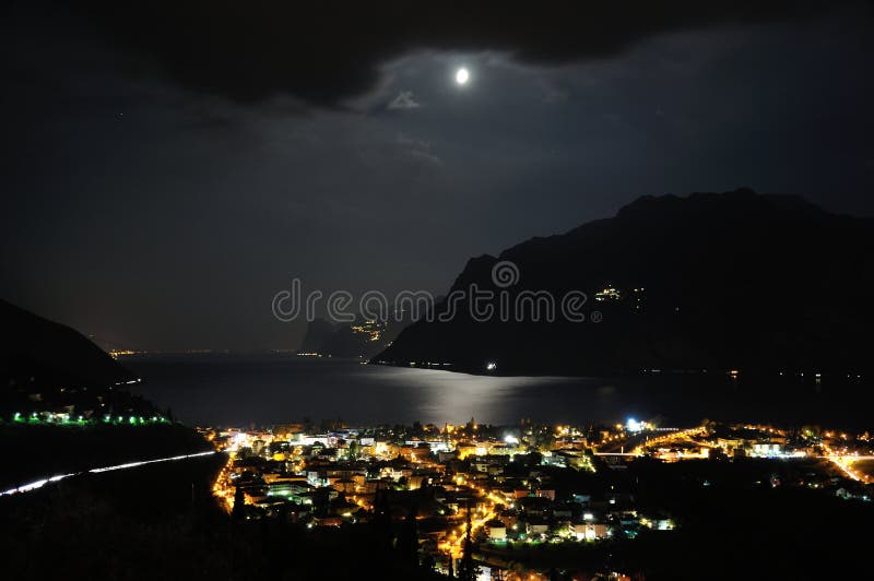 Notte E Luna Di Riva Del Garda Immagine Stock - Immagine di festa, vita ...