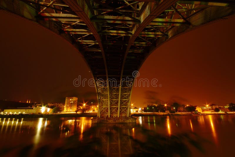 Notte sotto il ponte immagine stock. Immagine di ponticello - 35603331