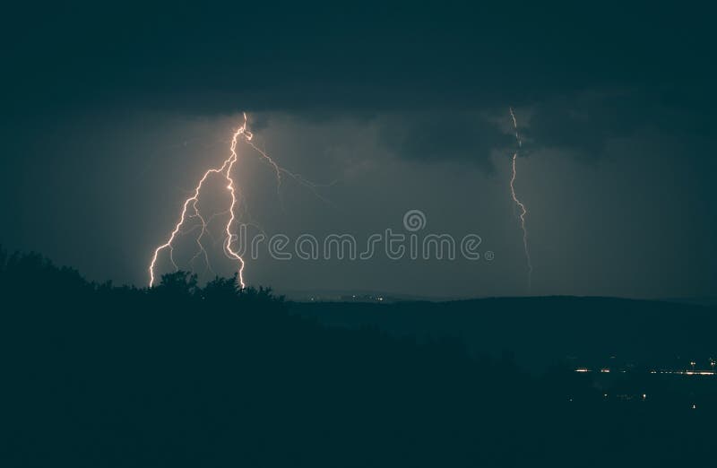 Notte Tempestosa Di Fulmini Fotografia Stock - Immagine di pioggia ...