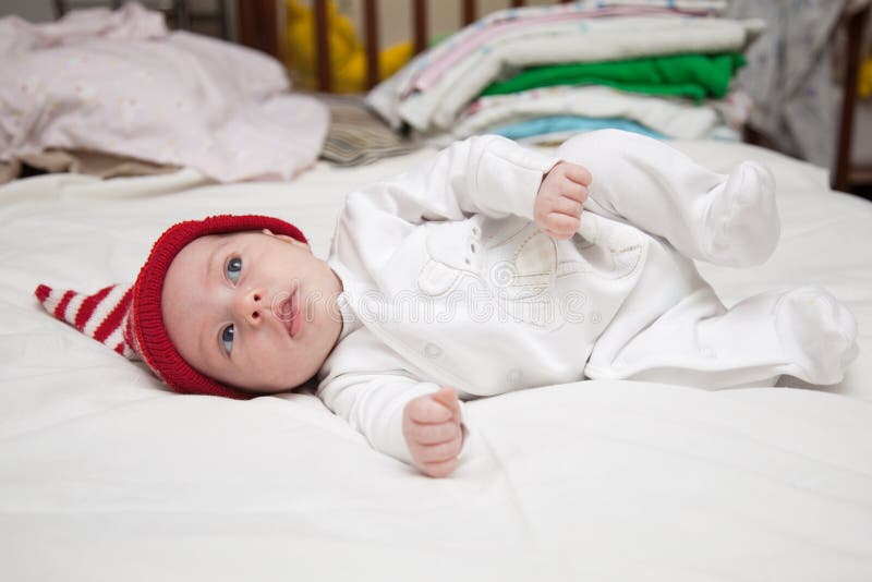 Nourrisson image stock. Image du enfance, feuille, fille - 28441913