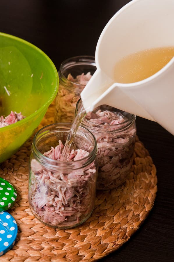 Nourriture Faite Maison De Viande De Foreshank Dans Des Pots Image ...