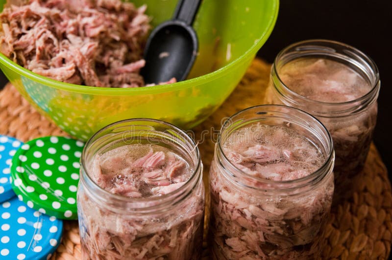 Nourriture Faite Maison De Viande De Foreshank Dans Des Pots Image ...
