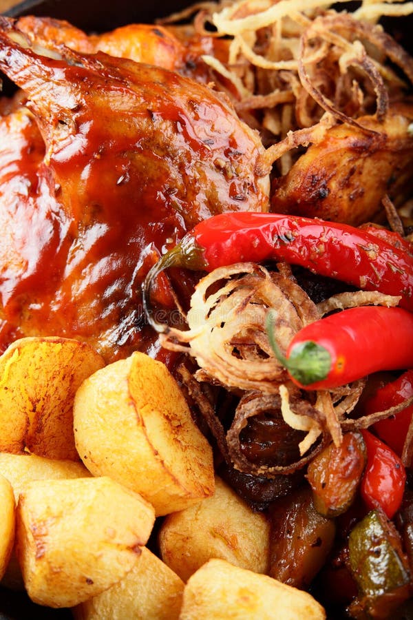 Nourriture Sur Une Table En Bois Photo stock - Image du fermer, poivre ...