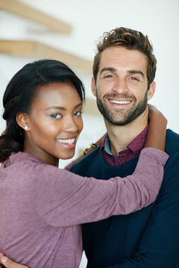 Nous Avons Une Excellente Chimie. Portrait D'un Jeune Couple Affectueux ... Nous Avons Une Excellente Chimie. Portrait D'un Jeune Couple Affectueux ...