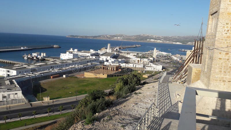 Port De Tanger, Panorama Avec Le Ciel Bleu, Maroc, Afrique Image stock ...