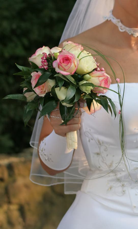 Novia con las flores foto de archivo. Imagen de sensaciones - 1270814