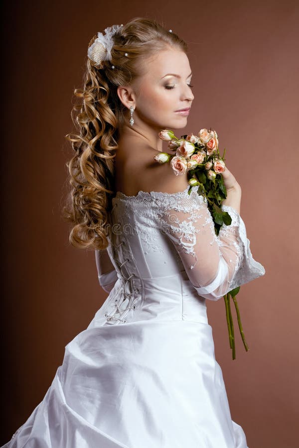 Novia De Lujo Con El Peinado De La Boda Foto De Archivo Imagen De Hermoso Cortinas 19047576