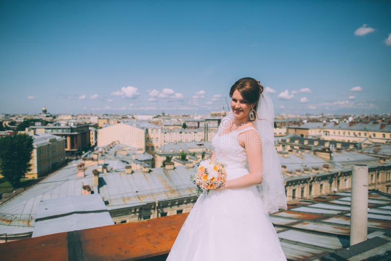Novia Feliz Con Un Ramo De La Boda Imagen de archivo - Imagen de ...