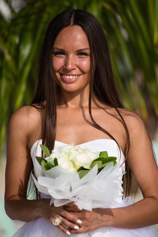 Novia feliz de Portraitl imagen de archivo. Imagen de hoja - 42049249