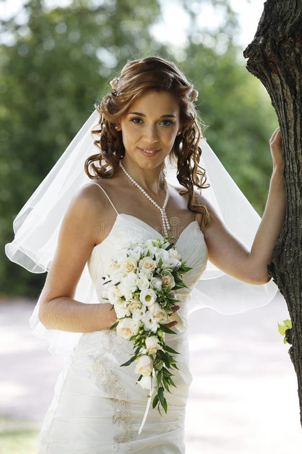 Novia hermosa imagen de archivo. Imagen de amor, nupcial - 36919515