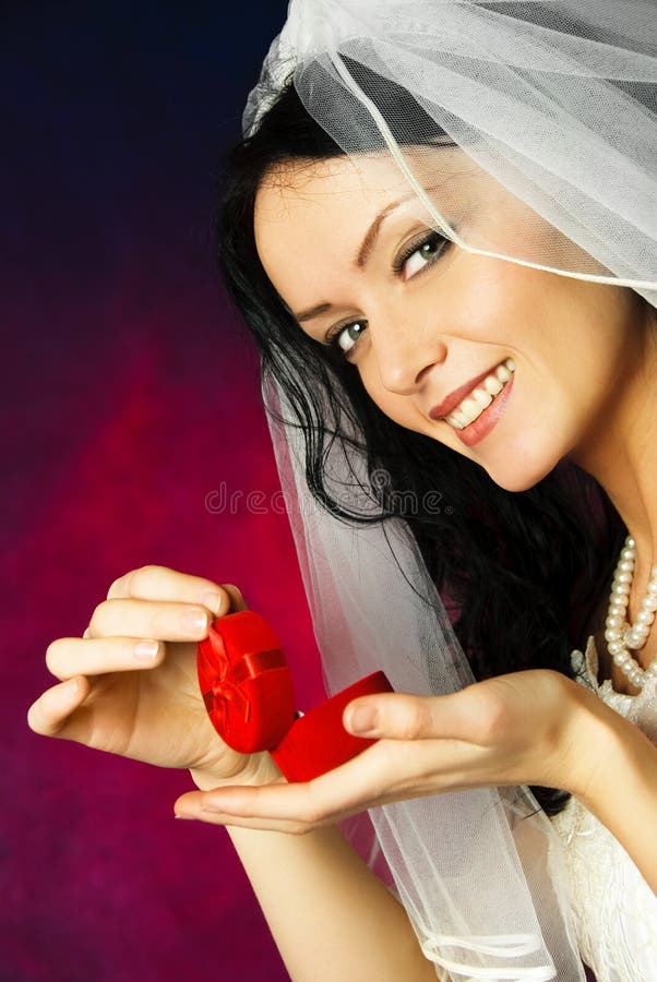 Novia Hermosa Con Un Anillo De Bodas Foto de archivo - Imagen de ...