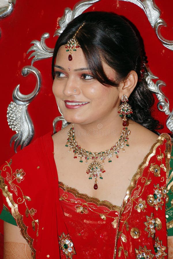 Novia Hindú India Con Joyería Foto de archivo - Imagen de ropas, mujer ...
